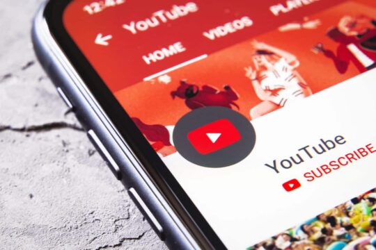 Guitar Lessons vs YouTube: Can You Really Learn for Free?